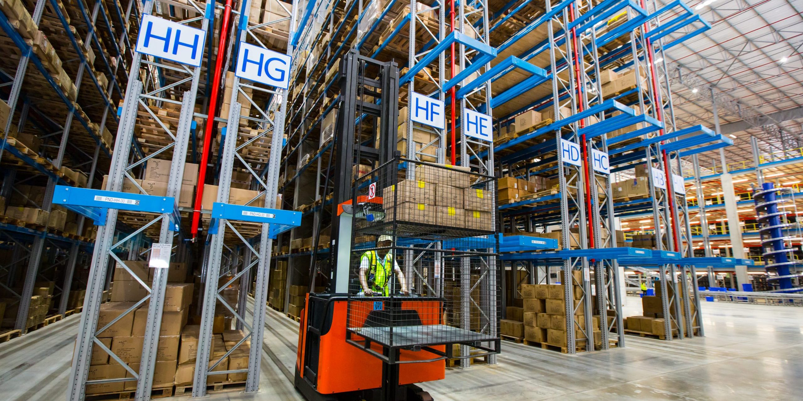 VNA Racking (Very Narrow Aisle) vs Drive-In Racking