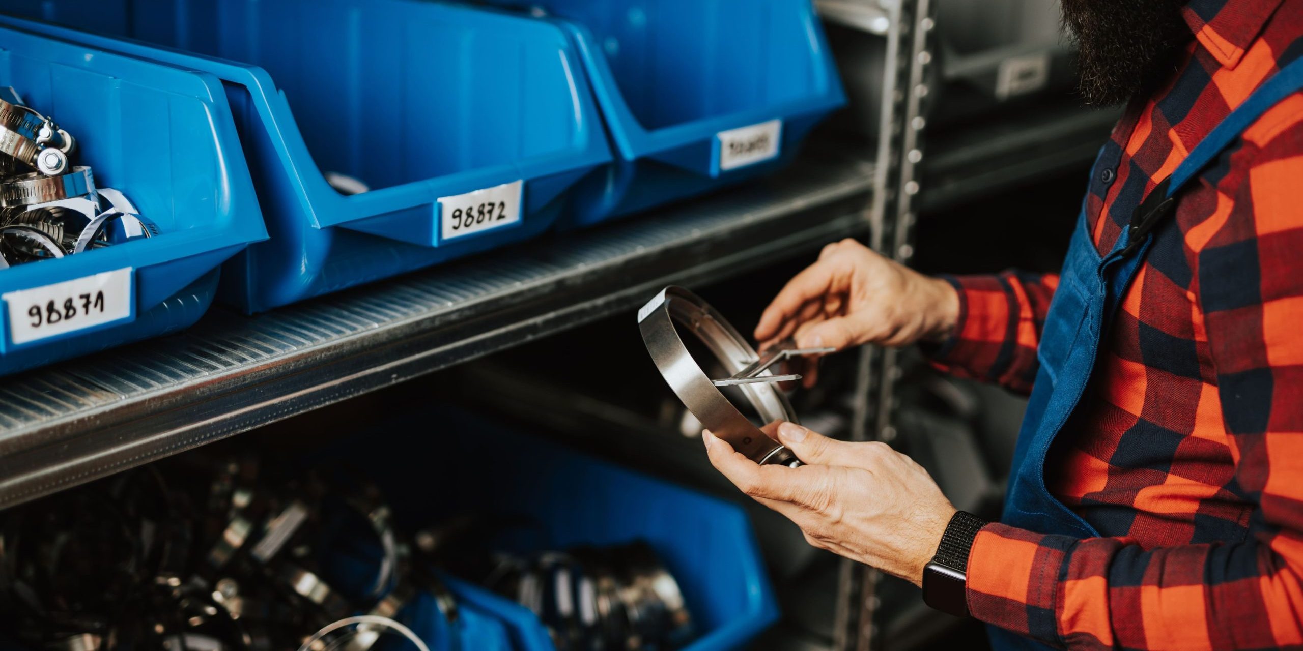 How Racking Shelves Support Automotive Parts Racking